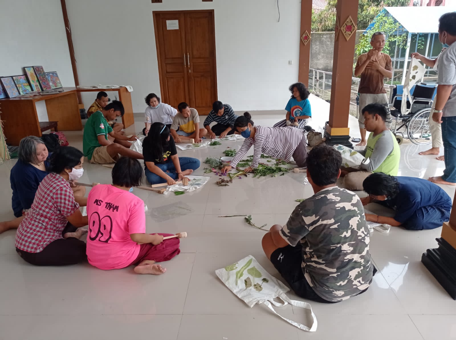 Pembuatan Tote Bag Ecoprint Anak-anak Asuh Panti 3 YSI Cabang D.I ...